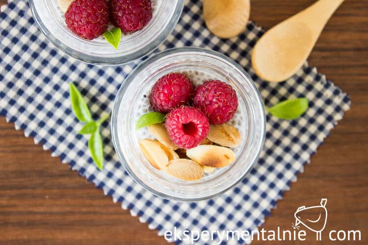 Deser chia z malinami z mlekiem migdałowym - spróbuj koniecznie